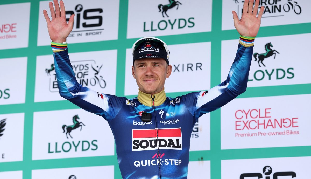 Remco Evenepoel levanta los brazos y acecha el liderato d...